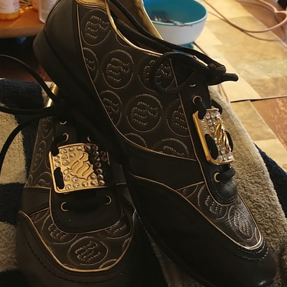 Rocawear | Shoes | Roca Wear Black Gold Sorry 7 2 Tennis Shoe | Poshmark